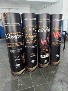 Totem Elíptico (Lamá) - Totem de Papelão Dobrável - Grafissima